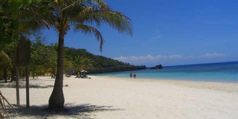 The Ultimate Guide to the 13 Best Beaches in Roatán, Honduras